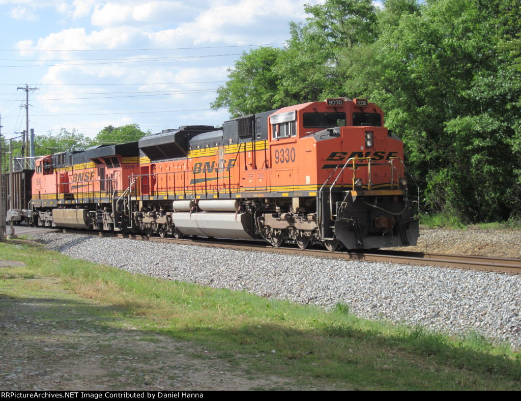 BNSF 9330 doesn't look so hot